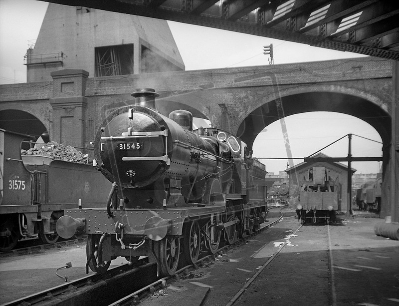 Rail-Online | D/D1 4-4-0s | 31545 1957-05-19 Stewarts Lane MPD