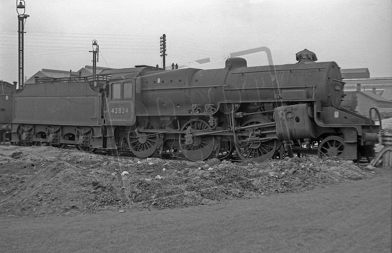 Rail-Online | Hughes/Fowler 'Crab' 2-6-0 | 42824 1960s Burton