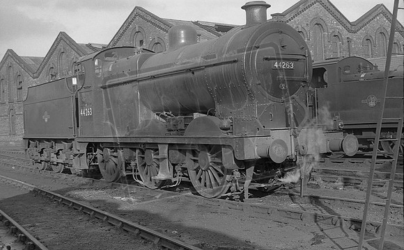 Rail-Online | Fowler 4F 0-6-0 | 44263 1962-02-08 Wellingborough