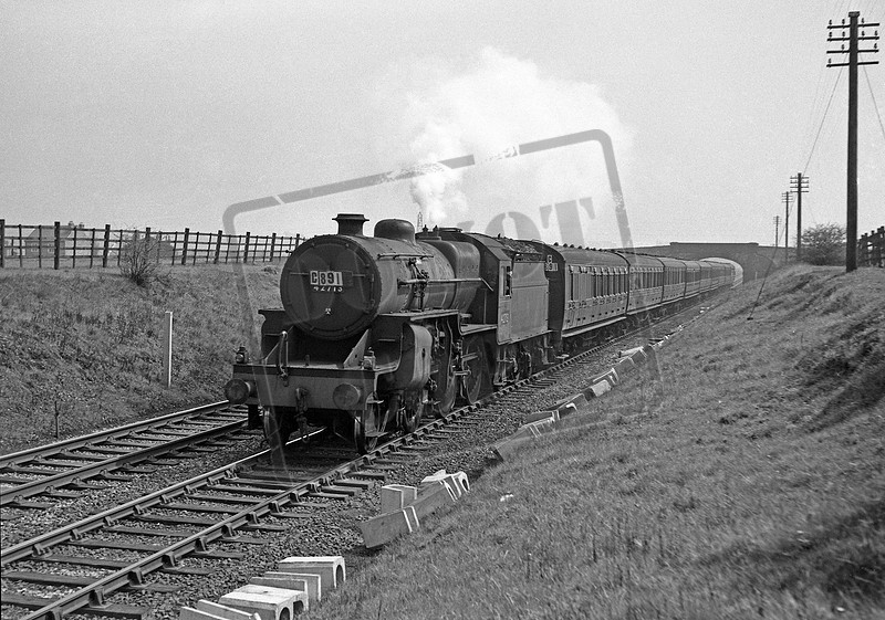 Rail-Online | Hughes/Fowler 'Crab' 2-6-0 | 42713 1950s near Wigan