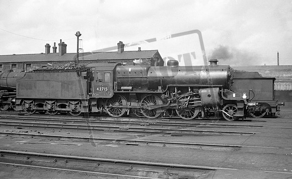 Rail-Online | Hughes/Fowler 'Crab' 2-6-0 | 42715 1965-05-08 Doncaster Carr