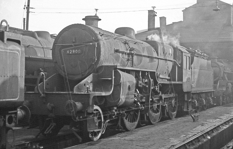 Rail-Online | Hughes/Fowler 'Crab' 2-6-0 | 42900 1964c Willesden