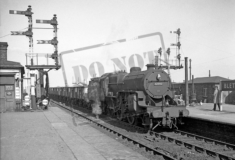 Rail-Online | Hughes/Fowler 'Crab' 2-6-0 | 42892 1964-03-26 Bletchley