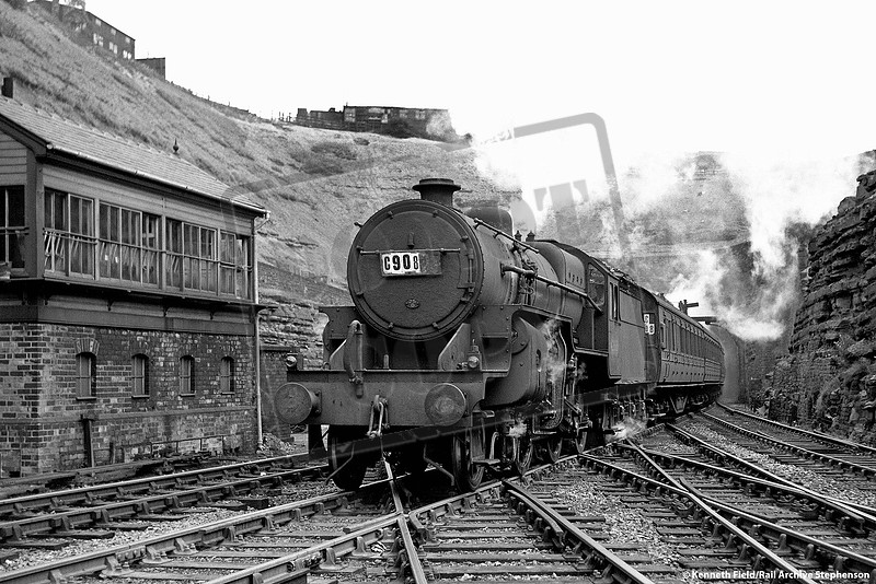 Rail-Online | Hughes/Fowler 'Crab' 2-6-0 | 42865 1952c Huddersfield
