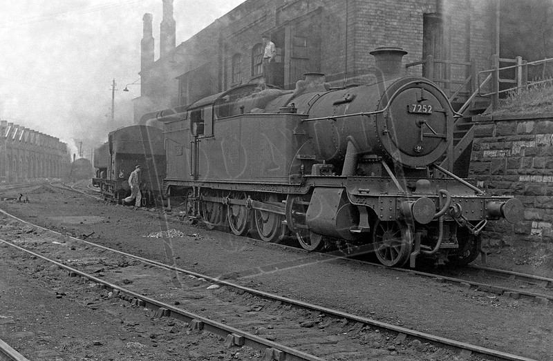 Rail-Online | 72xx 2-8-2T | 7252 1956c Barry shed