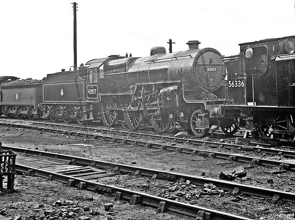 Rail-Online | Hughes/Fowler 'Crab' 2-6-0 | 42837 1957-06-23 St Rollox