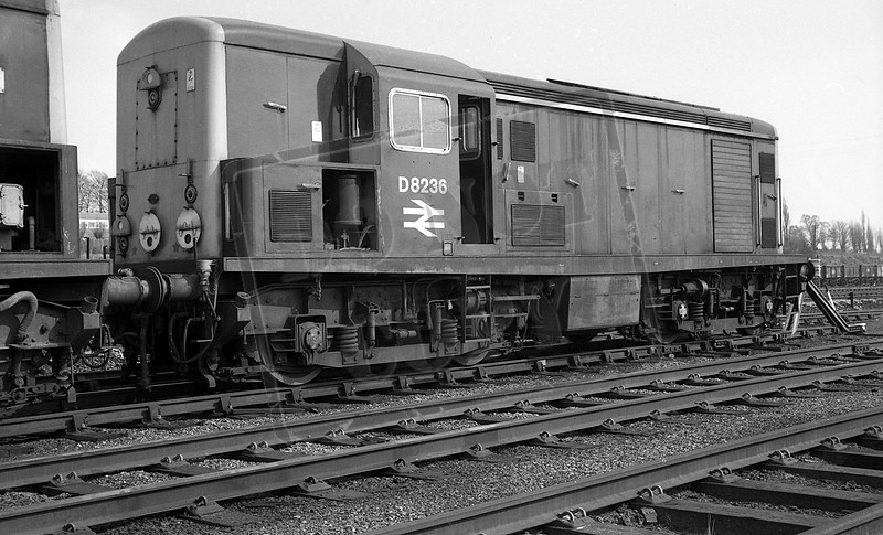 Rail-Online | Class 15 BTH Type 1 | D8236 1969-01 Kettering Station ...