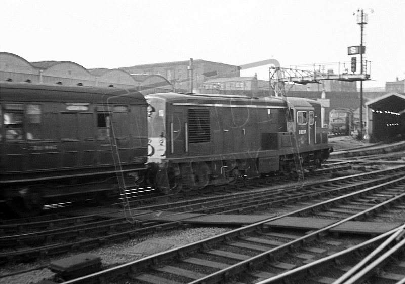 Rail-Online | Class 15 BTH Type 1 | D8237 1965 London Kings Cross